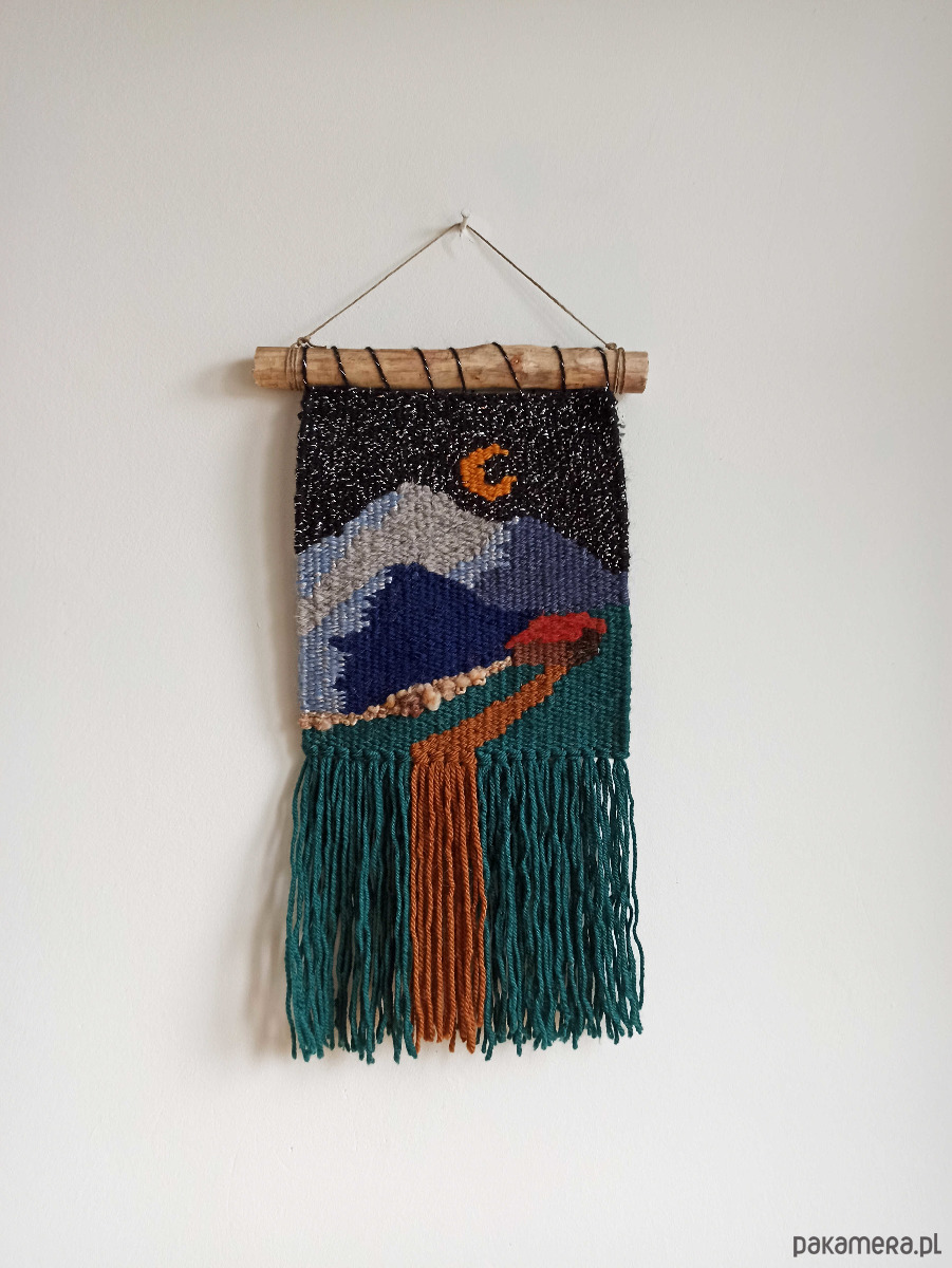 Makatka, dekoracja ścienna "Góry z domkiem" - Pakamera.pl