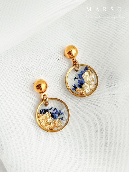 Wiszące kolczyki z dziką marchwią i złotą folią zaklętymi w żywicy ...