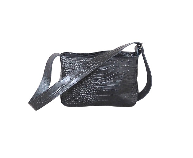 Czarna torebka średniej wielkości z szerokim paskiem 3945128 - Pakamera.pl