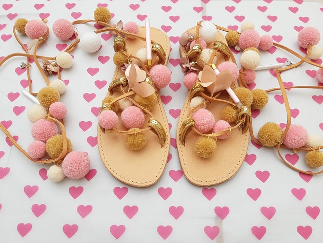 Rzymianki, kultowe sandały z pomponami. - Archiwum - Pakamera.pl